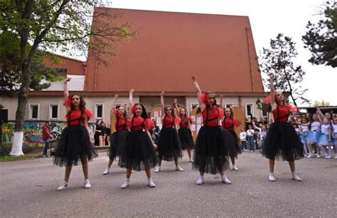 Танц парада и мини концерт во Струга по повод Светскиот ден на танцот