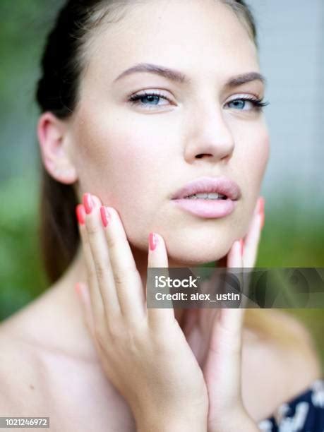 여자 다채로운 프랑스 매니큐어와 네일 디자인 손 및 손톱과 화장품에 대 한 관심과 패션 메이크업 갈색 머리에 대한 스톡 사진 및 기타 이미지 Istock