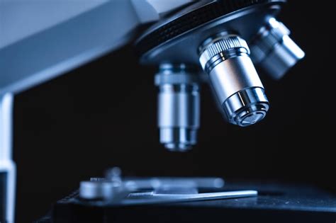 미생물학 실험을 통해 생명 공학 과학 실험실 생물학 또는 화학 및 의료 기술 연구에 사용하는 의학 과학자를 위한 전문 과학 장비 현미경 프리미엄 사진