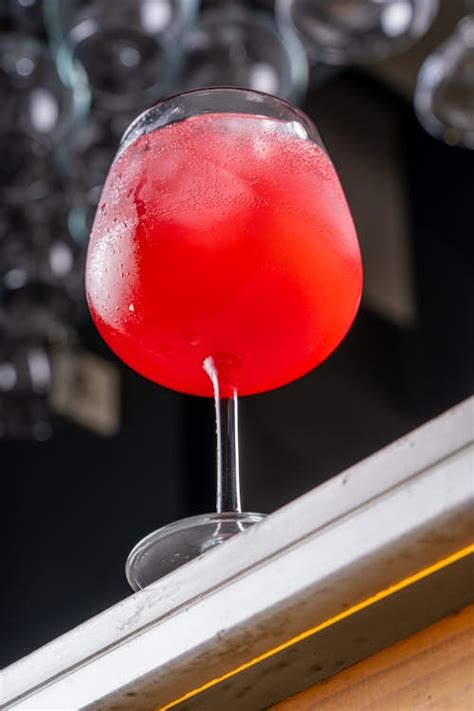 우아한 유리잔에 담긴 차가운 레드 칵테일 클로즈업 · 무료 스톡 사진