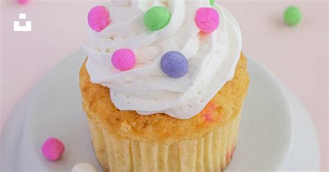 접시에 흰색 설탕을 입히고 뿌린 컵케이크 사진 Unsplash의 무료 케이크 이미지