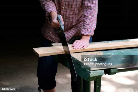 작업장에서 손톱 절단 나무 보드를 가진 목수 여자 목공 건설 목공 개념 Diy에 대한 스톡 사진 및 기타 이미지 Diy 가구 개선 Istock
