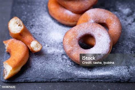 가루 설탕도넛 검은 색 배경에 기름 에 튀긴 전통적인 반지 모양의 도넛 유해한 음식 0명에 대한 스톡 사진 및 기타 이미지 Istock