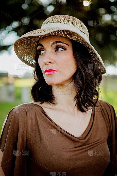 戴着草帽的时髦年轻女子素材 花瓣网