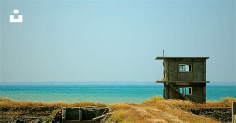 물줄기가 내려다보이는 언덕 위의 집 사진 Unsplash의 무료 펑후 이미지