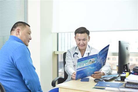 Ч Төмөр Очир Сорви бага үүсгэхийн тулд косметик оёдол тавьж зориулалтын наалтууд ашиглаж байна