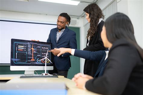 사업가와 엔지니어로 구성된 다양한 팀이 사무실에서 풍력 에너지를 전기로 변환하는 풍력 터빈 엔지니어링에 대해 상담합니다 개발에 대한 스톡 사진 및 기타 이미지 Istock