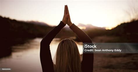 자연의 피트니스 인식 또는 영적 건강을 위해 해변에서 일몰을 감상하는 여성 손 요가 명상 연꽃 자세로 명상하는 여성이나 요가의 뒷모습 건강한 마음 또는 자연의 몸 요가에