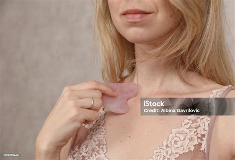 과샤 얼굴 마사지 와 옥 돌 비침습적 조각 리프팅 및 노화 방지 치료 집에서 피부 셀프 케어 및 뷰티 루틴 격려에 대한 스톡 사진 및 기타 이미지 Istock