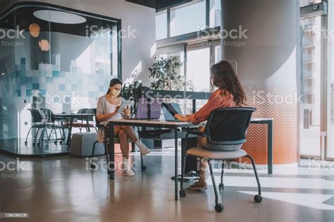 전염병 동안 현대 사무실에서 사회적 거리를 유지하여 아크릴 유리 재채기 뒤에 일하는 비즈니스 동료 은행에 대한 스톡 사진 및 기타 이미지 Istock