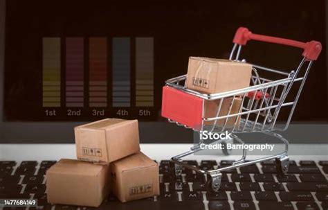온라인 쇼핑 택배 테이블 사무실에 노트북 키보드가 있는 쇼핑 카트의 갈색 종이 상자 소비자를위한 손가락 끝으로 쉽게 쇼핑하십시오 전자 상거래 및 고객 경험 개념 0명에 대한