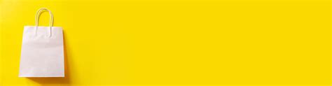 노란색 배경에 고립 된 최소한의 디자인 쇼핑 백 온라인 또는 쇼핑몰 쇼핑 쇼핑 개념 블랙 프라이데이 크리스마스 시즌 세일 플랫 레이 상단 보기 복사 공간 배너를 모의 0명에