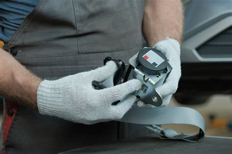 자동차 부품 자동차 정비사가 새 안전 벨트를 손에 들고 있습니다 건설 기계류에 대한 스톡 사진 및 기타 이미지 건설 기계류 건설 산업 공구벨트 Istock