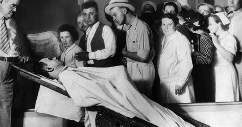 A 90 Años De La Muerte De John Dillinger ¿de Quién Es El Cuerpo Enterrado En La Lápida Que