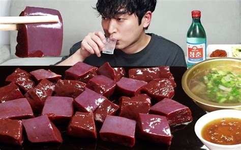 韩国富二代真勇敢，生吃牛肝脏面不改色，他是受过特殊训练吗？ 李下猫美食 李下猫美食 哔哩哔哩视频