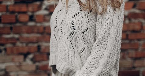 흰색 보헤미안 스웨터와 드레스를 입은 아름다운 갈색 머리 힙스터 여자 사진 Unsplash의 보호 이미지