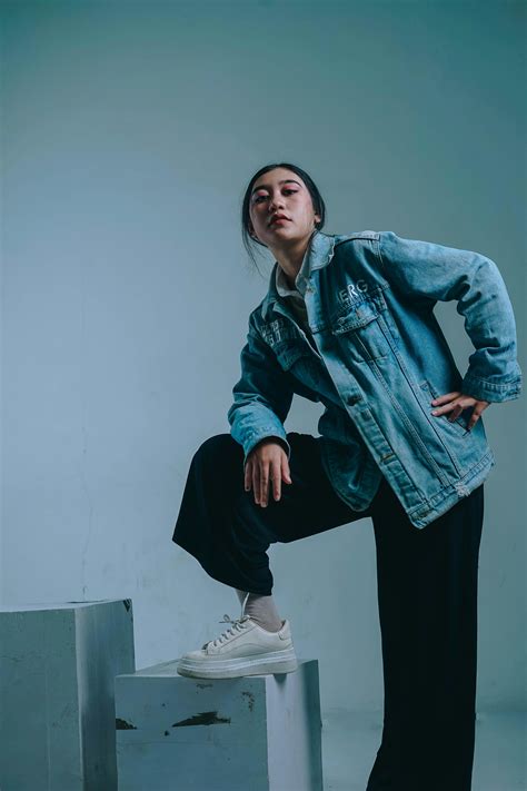 의자에 앉은 데님 셔츠를 입은 여성 · 무료 스톡 사진