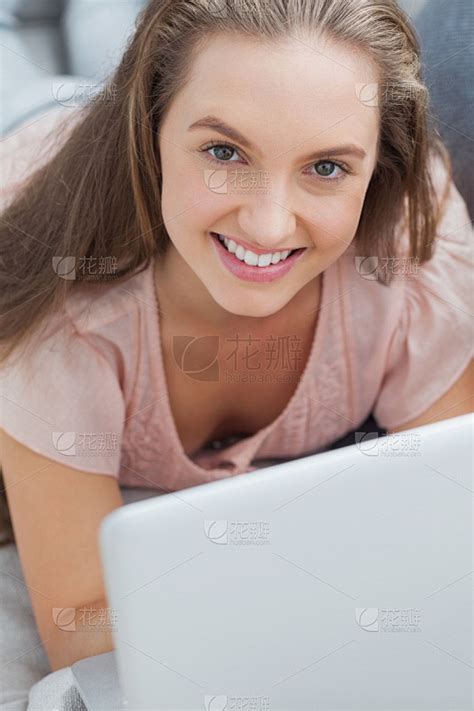 笔记本电脑沙发女人垂直画幅美休闲活动美人家庭生活白人仅成年人
