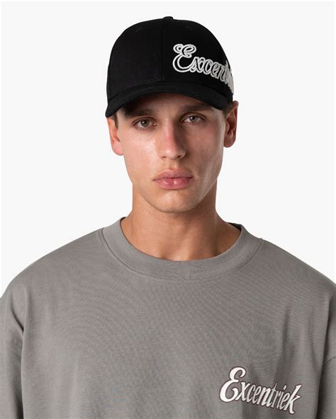 Initial Cap Excentriek