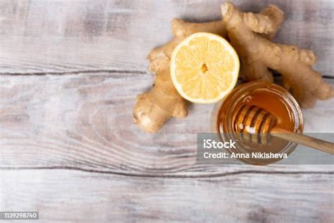 빈 공간을 복사 합니다 건강 한 개념 레몬 생강 흰색 나무 바탕에 꿀 평평한 누워 감기와 바이러스의 치료 건강 하 게 0명에 대한 스톡 사진 및 기타 이미지 Istock