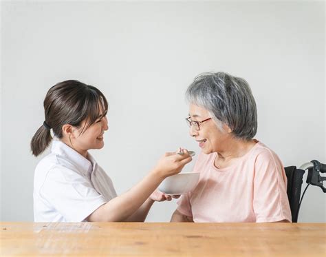 【2024年度介護報酬改定対応】認知症対応型通所介護（デイサービス）の基準とは 福マチのトビラ 介護・福祉のハイクラス転職サイト【福マチ】