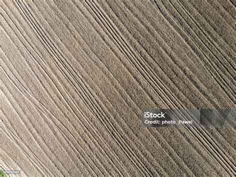 토양의 복잡한 패턴과 질감을 보여주는 갓 갈아엎은 농지의 조감도 선형 디자인은 아름다운 추상적 풍경을 만듭니다 공중 뷰에 대한 스톡 사진 및 기타 이미지 Istock