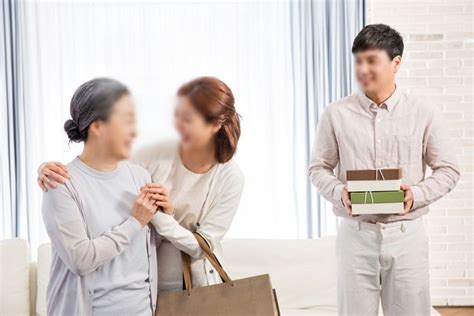 홀어머니 밑에서 자란 새 신부를 펑펑 울게 만든 시아버지의 한 마디 인사이트