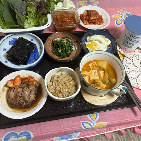 Kang 소박한 한끼 밥상 된장찌개 김치시금치김계란프라이닭가슴살 현미밥상추 깻잎 생양파 마늘하지만