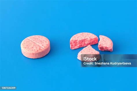 장난감 녹색 자동차는 빨간색 배경에 서 그 옆에 텍스트를 작성하기위한 노란색 배경입니다 알약에 대한 스톡 사진 및 기타 이미지 알약 분리 3가지 개체 Istock