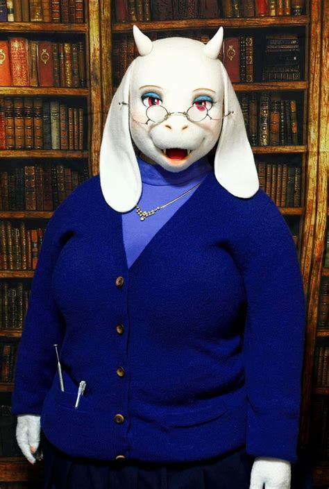 Pin By Vili Ohra Aho On Undertale Toriel Toriel Cosplay Cool Poses