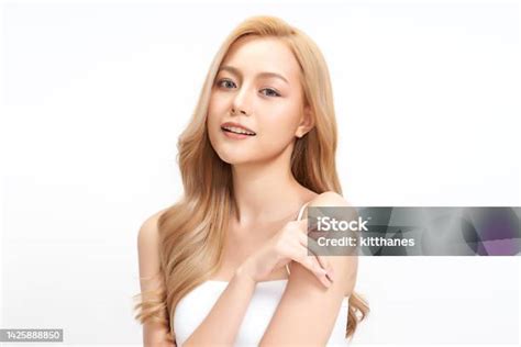 흰색 배경에 깨끗한 신선한 피부를 가진 아름다운 젊은 아시아 여성 얼굴 관리 얼굴 치료 화장품 아름다움과 스파 아시아 여성 초상화 20 24세에 대한 스톡 사진 및 기타