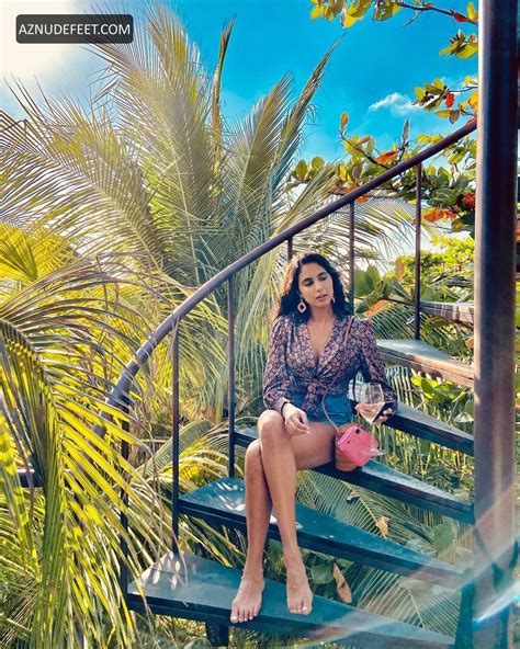 Anjli Mohindra Feet Aznudefeet