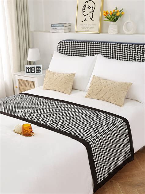 Houndstooth Pattern Bed Runner