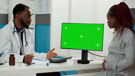 그린 스크린이있는 컴퓨터를 사용하는 전문가 및 미래의 어머니 2명에 대한 스톡 사진 및 기타 이미지 2명 건강관리와 의술 공란 Istock
