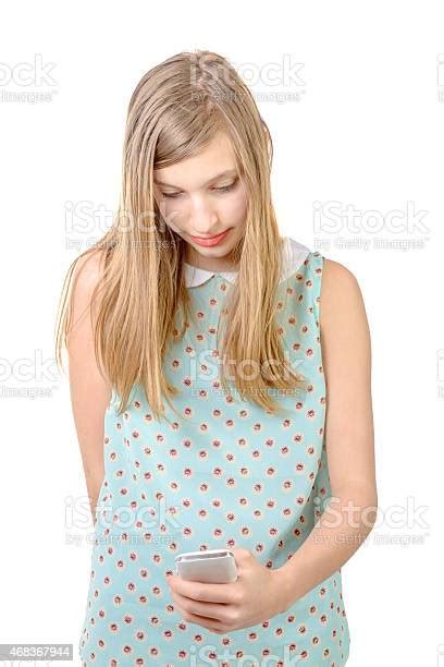 십대 여자아이 입석 전화 자신의 손을 2015년에 대한 스톡 사진 및 기타 이미지 2015년 귀여운 무선 기술 Istock