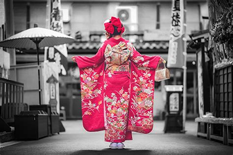 흑백의 거리 풍경에 빛나는 빨간 기모노를 입은 소녀의 무료 이미지