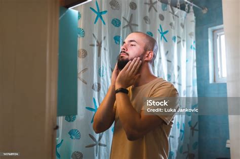 욕실 거울 앞에서 손으로 수염 기름을 바르는 젊은 대머리 남자 20 24세에 대한 스톡 사진 및 기타 이미지 20 24세 가위 건강한 생활방식 Istock