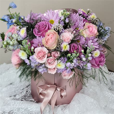 Hat Box With Flowers And Chocolate Strawberries