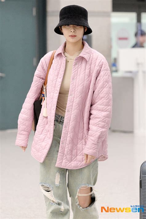 트와이스 쯔위 ‘무릎이 뻥 뚫린 청바지 패션[포토엔hd] 뉴스인코리아