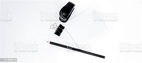 고정 개념 연필 스테이플 종이 클립 복사 공간 흰색 배경에 대 한 메모의 편평한 누워 평면도 사진 0명에 대한 스톡 사진 및 기타 이미지 Istock