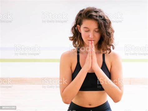 라이트 피트 니스 스튜디오에서 명상 짧은 곱슬 머리를 가진 젊은 아름 다운 여자 나 마스 테에 손입니다 기도 감사 요가 사랑 하는 하나님의 개념 건강한 생활방식에 대한 스톡