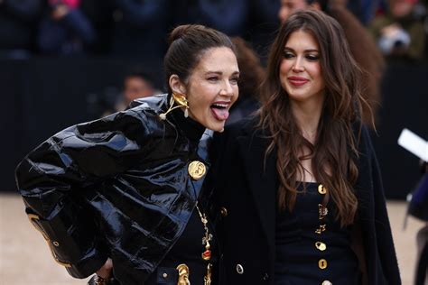Wonder Woman Tv Icon Lynda Carter Steps Out At Paris Fashion Week