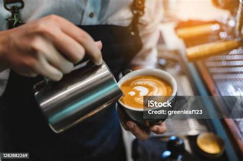 바리스타 메이킹 라떼 아트 우유와 커피 한 잔에 초점 빈티지 필터 이미지 바리스타에 대한 스톡 사진 및 기타 이미지 바리스타 카페 만들기 Istock
