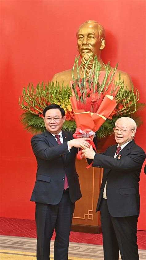 Tôi nguyện suốt đời phấn đấu hy sinh tuyệt đối trung thành với lý tưởng sự nghiệp cách mạng