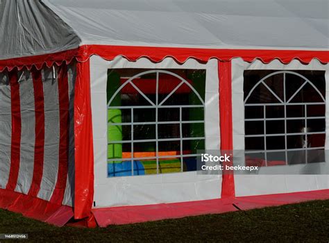 불연성 물질로 만들어진 시트 트럭 후면 입구 용 Pvc 타포린 투명 플라스틱으로 만든 지퍼 창 장착 아연 도금 파이프로 만든 텐트의 강철 프레임 빨간색 흰색 줄무늬 0명에