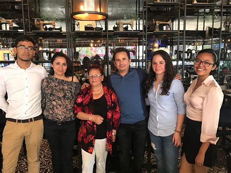 En Esta Foto Aparezco En El Cumpleaños De Mi Abuelita Junto Con Mi Mama