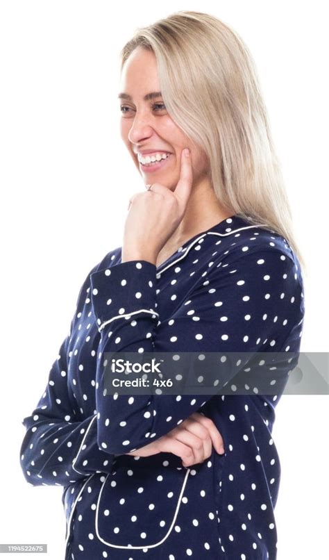 사이드 뷰프로필 보기1 인허리초상화 2029 세 성인 아름 다운 금발 머리긴 머리 백인 여성잠 옷잠 옷시원한 자세를 입고 서 있는 젊은 여성 20 29세에 대한 스톡 사진