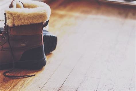 무료 이미지 구두 목재 화이트 바닥 신병 다리 봄 색깔 푸른 검은 운동화 신발류 3024x1998 507852 무료 이미지 Pxhere