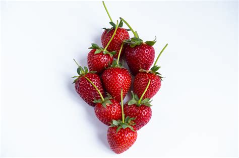 다이아몬드 모양의 신선하고 육즙이 잘 익은 딸기를 흰색 배경에 0명에 대한 스톡 사진 및 기타 이미지 0명 과일 날것