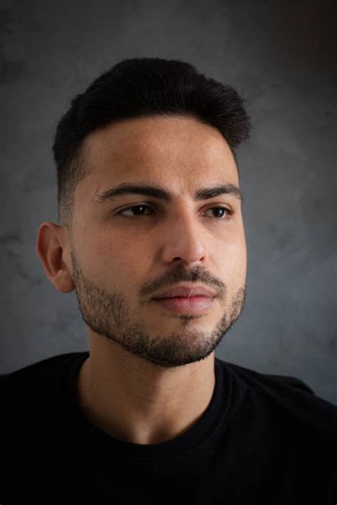 간단한 배경 검은색 셔츠 고요한 깨끗한 모습 남성 모델 남자 도시 스타일 라이프 스타일 초상화 매력적인 모델링 촬영 미니멀리스트 배경 사람 사진 사려